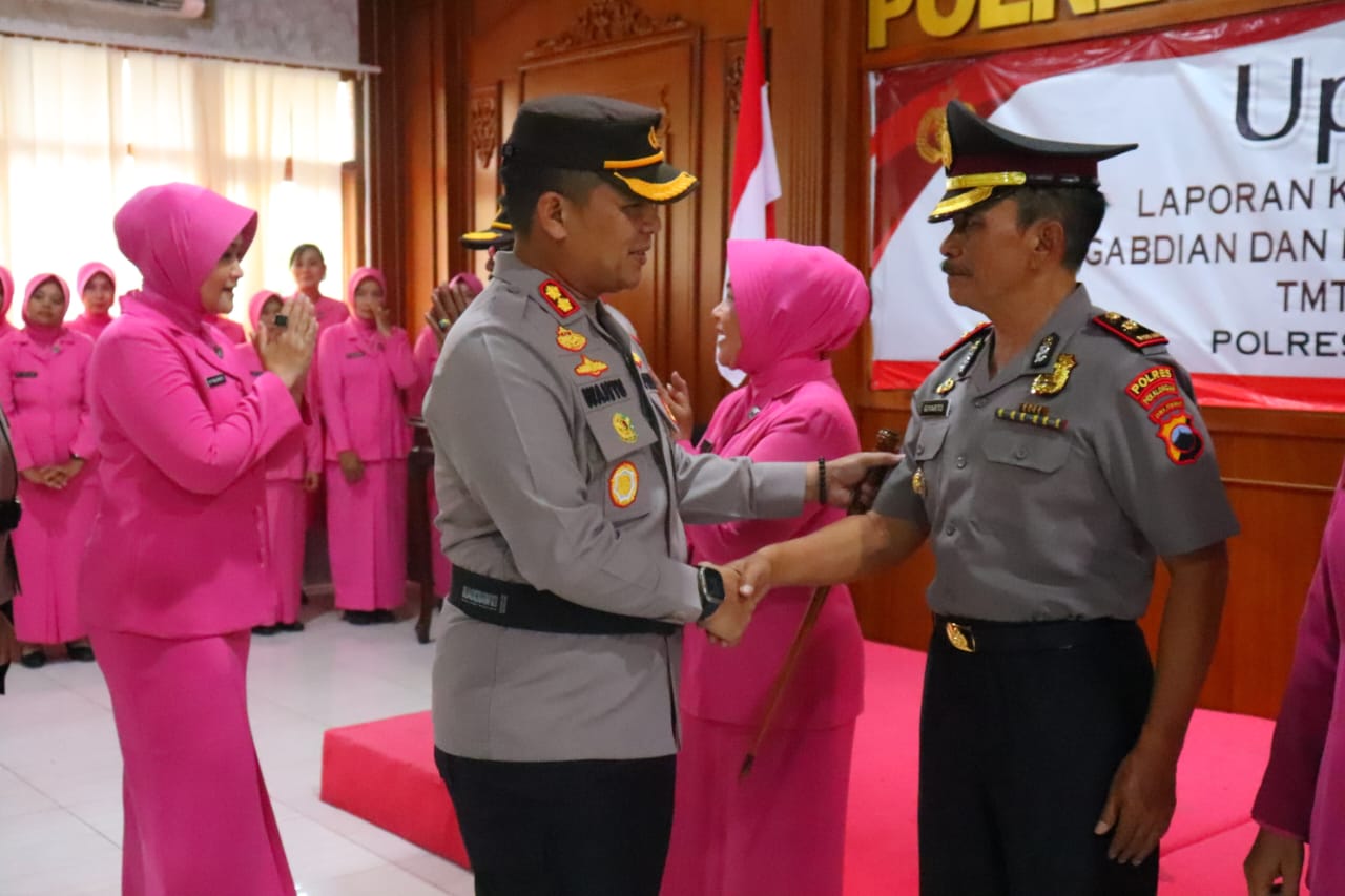 Pimpin Upacara Kenaikan Pangkat Pengabdian, Kapolres : Selamat kepada Kompol Giyarto - Tribrata ...