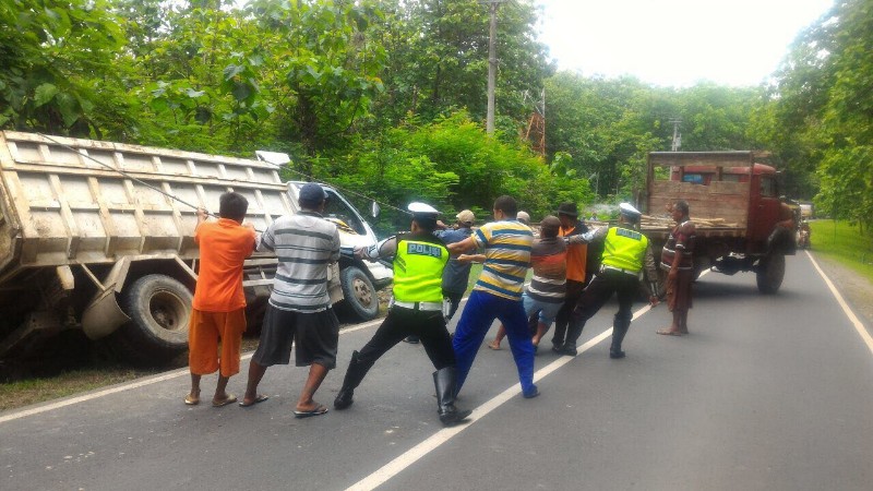 Quick Respon, Anggota Sat Lantas Polres Blora Bantu Evakuasi Truk yang Terperosok - Tribrata ...