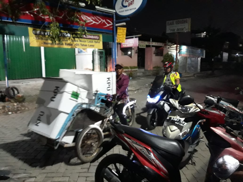 Anggota Pam TPS Kawal Pergeseran Kotak Pemilu dari TPS Hingga PPK ...
