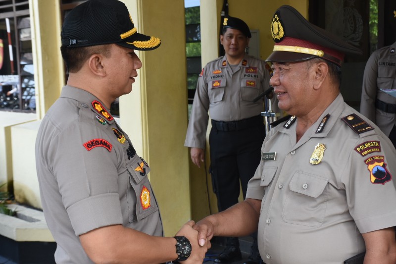 Kapolresta Surakarta Pimpin Upacara Kenaikan Pangkat Pengabdian - Tribrata News Jawa Tengah