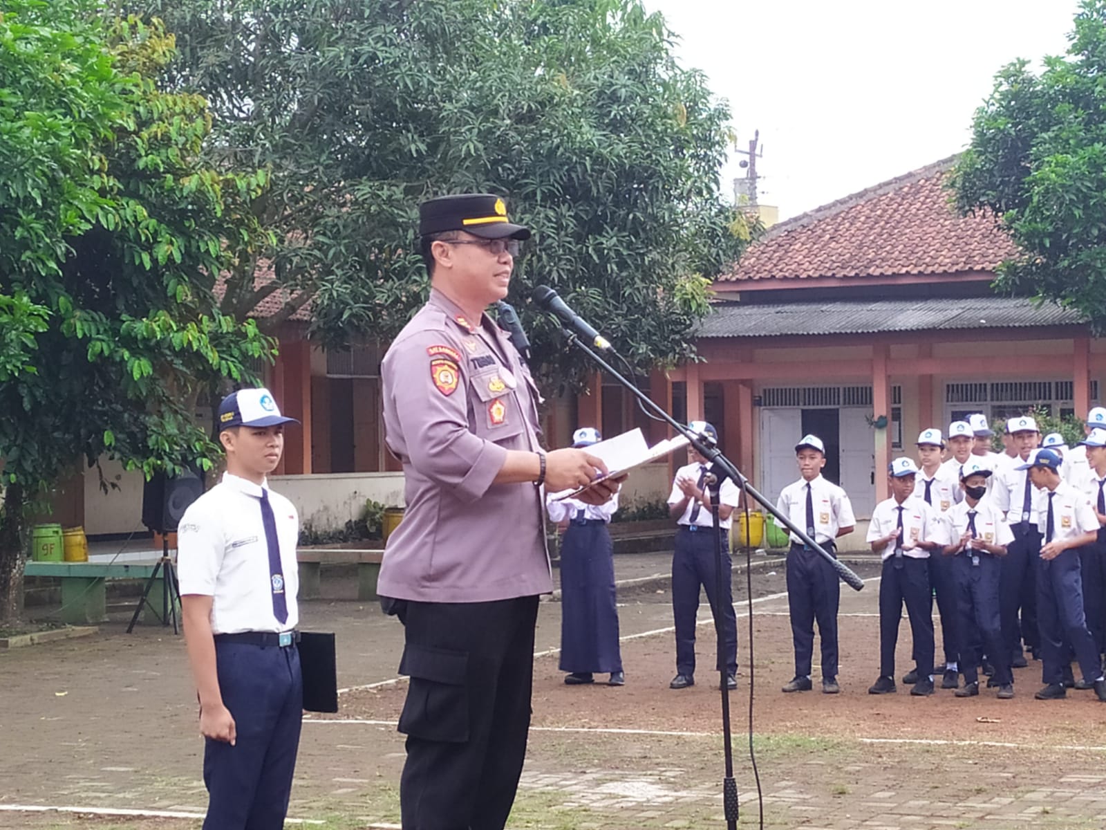 Police Goes To School, Kapolsek Sokaraja Banyumas Jadi Pembina Upacara di Sekolah - Tribrata ...