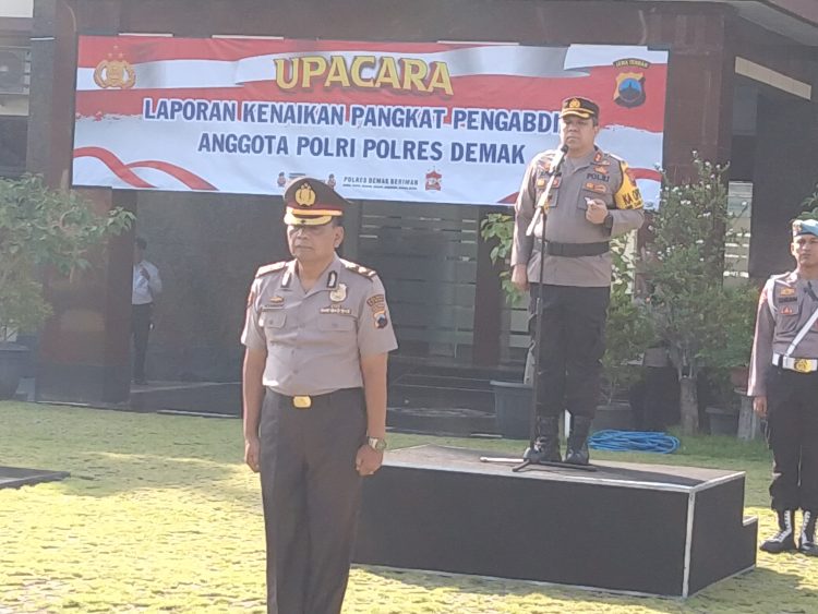 Polres Demak Gelar Upacara Kenaikan Pangkat Pengabdian - Tribrata News Jawa Tengah
