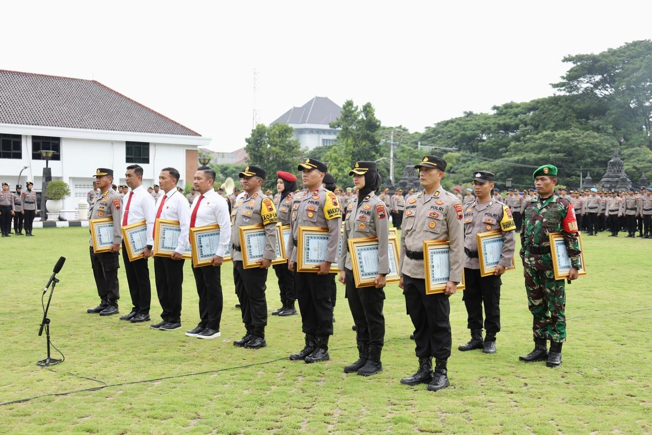 Kapolda Jateng Berikan Penghargaan Pada 259 Personil - Tribrata News Jawa Tengah