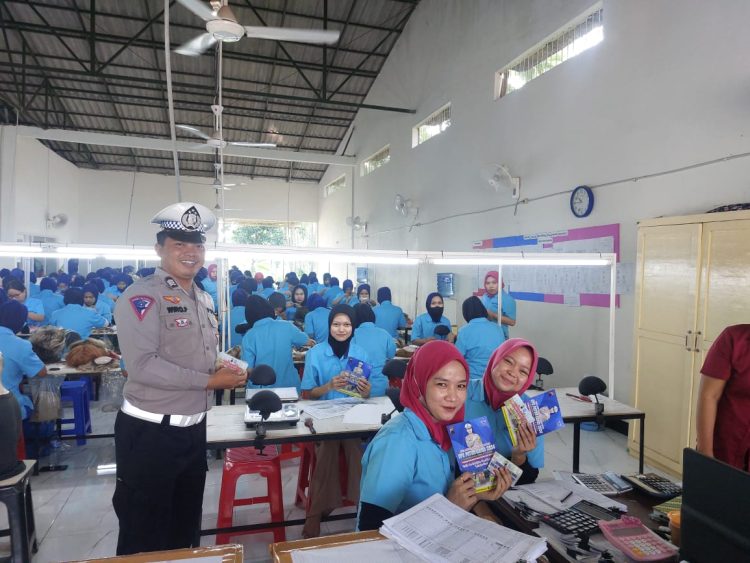 Sambangi Karyawan CV. Kajen Mono, Satlantas Polres Pekalongan Sosialisasikan Operasi Patuh Candi ...
